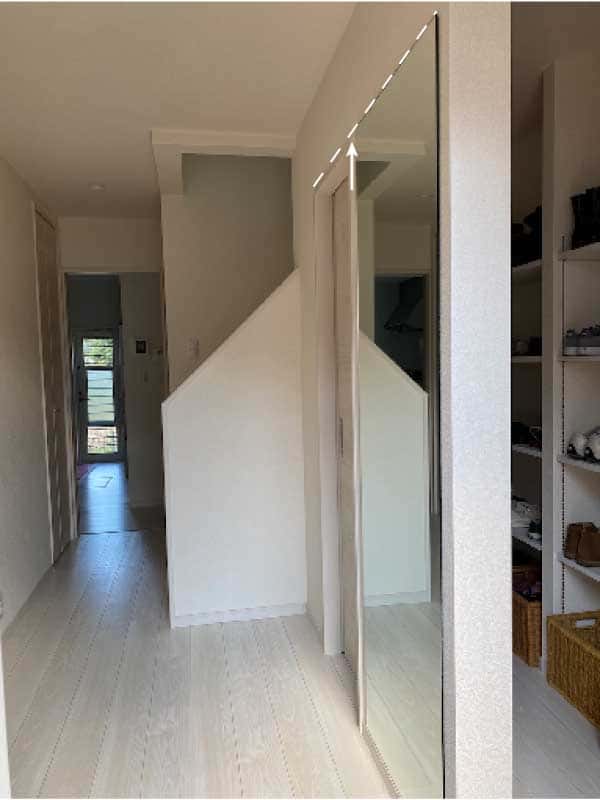 福岡県古賀市の住宅に玄関鏡を取り付けた事例「大きな姿見鏡をつけたい」 | ガラス鏡のよろずリフォーム